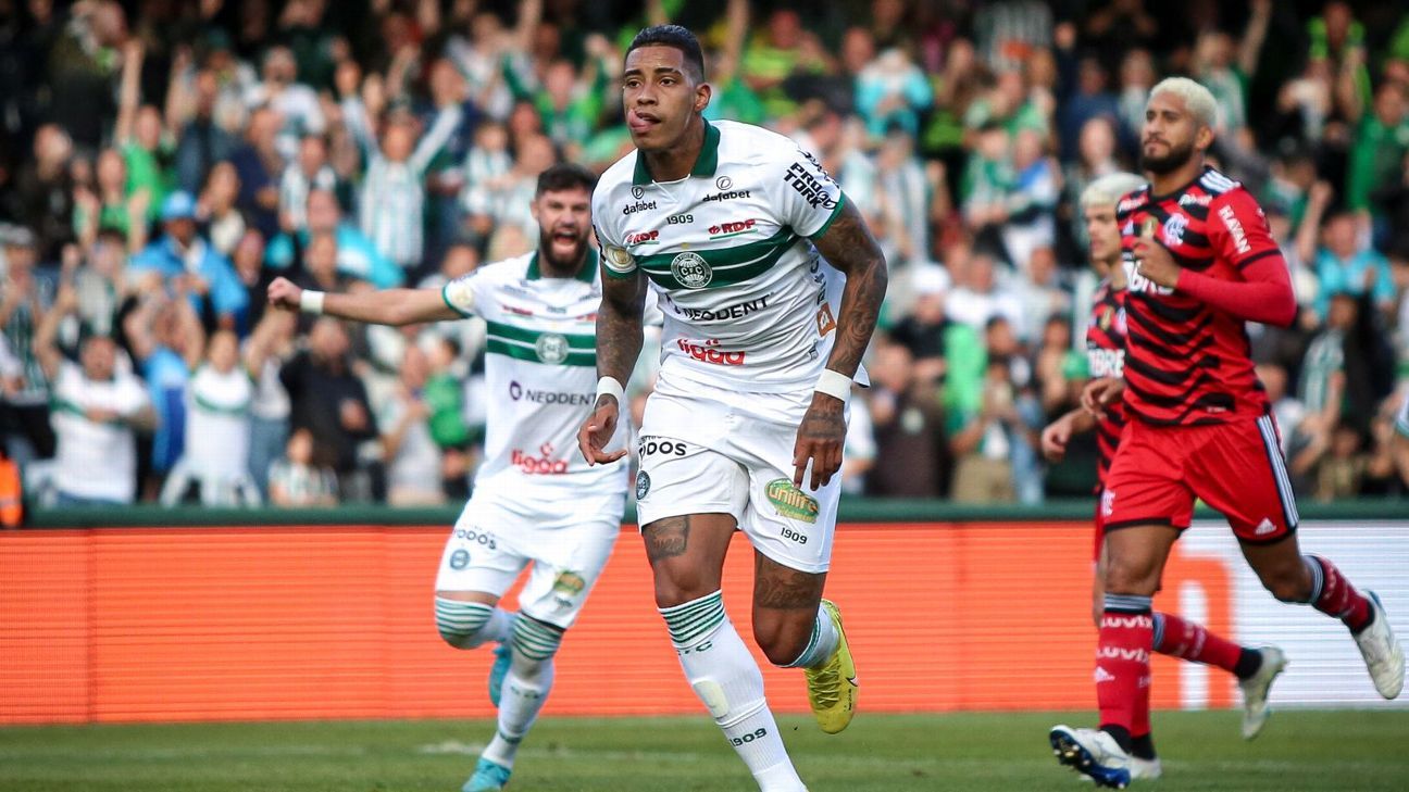 Alef Manga marca de pênalti, Coritiba vence o Flamengo e se salva de ...