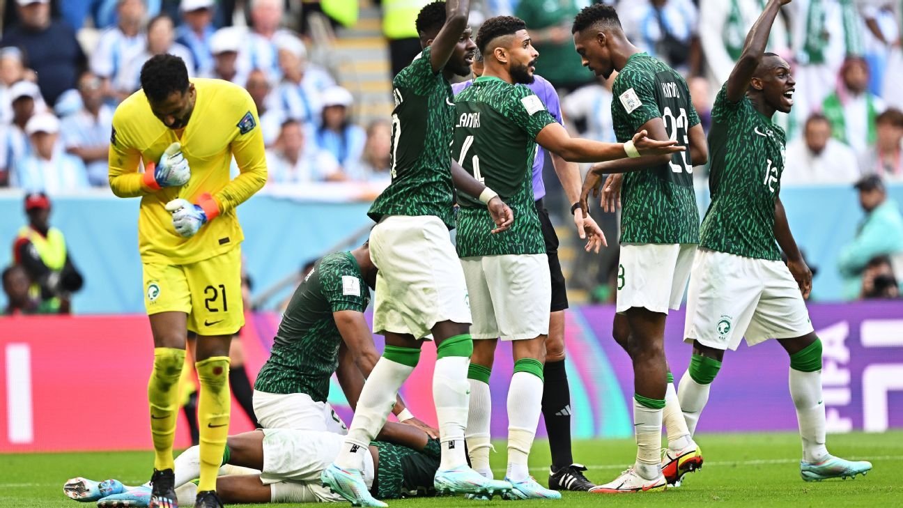 Yasir Al-Shahrani asustó con lesión que lo orilló a salir del partido ...