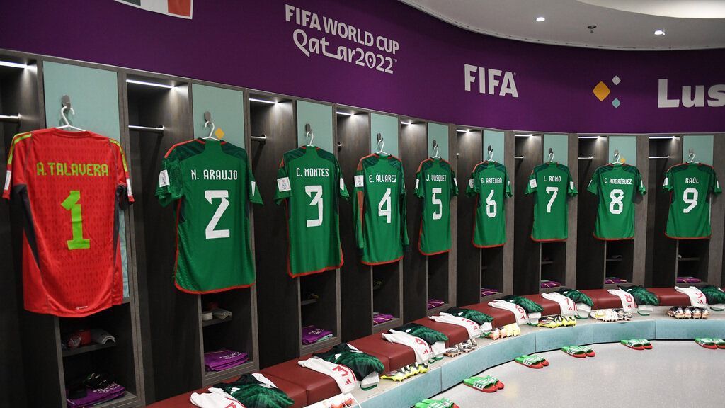 Selección Mexicana: Línea de cinco zagueros y sin delantero nominal ...