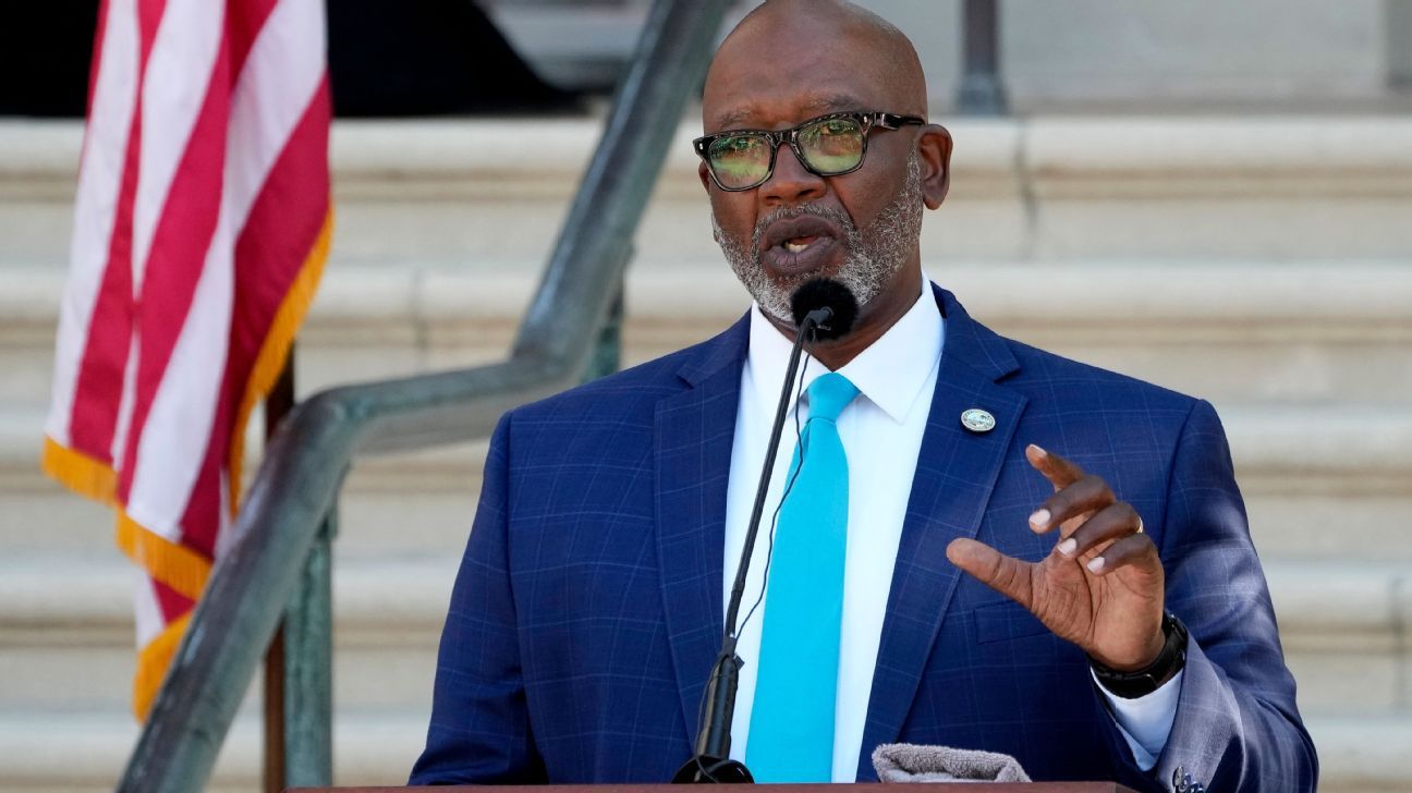 Alcalde de St. Petersburg, Florida, Ken Welch, presenta proyecto para ...