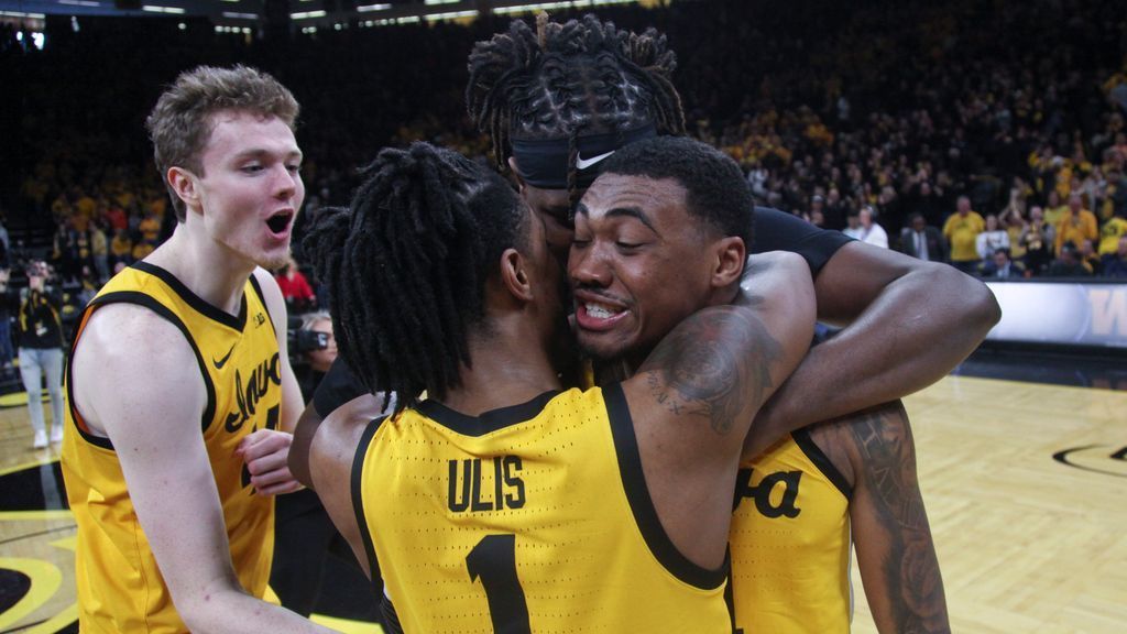 Iowa edges past Illinois behind Tony Perkins' 32 points - ESPN