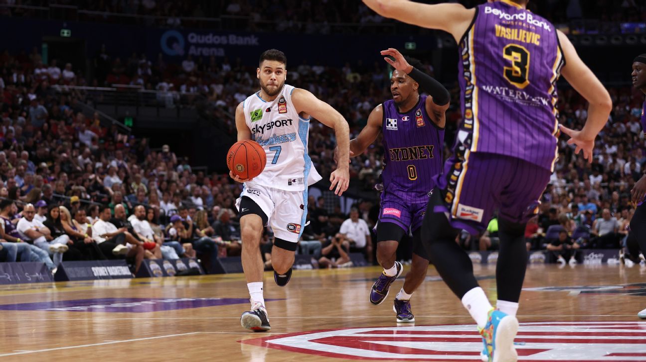 Breakers upset banged-up Kings in Game 1 - ESPN