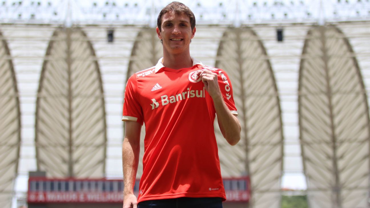 Internacional rescinde contrato de Mário Fernandes quatro meses após ...