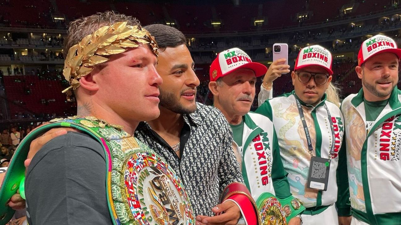 Alexis Vega celebró en el ring la victoria del Canelo Álvarez - ESPN