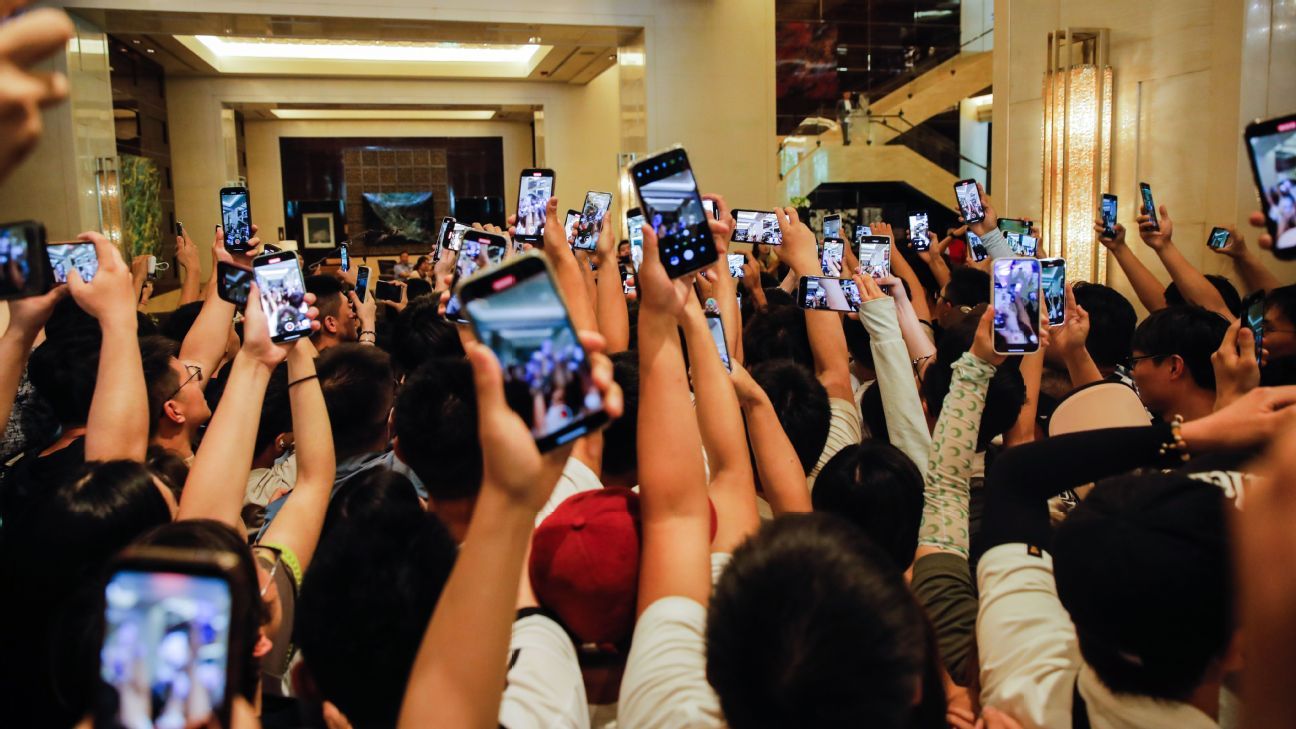 Hundreds of Chinese fans welcomed Messi to Beijing
