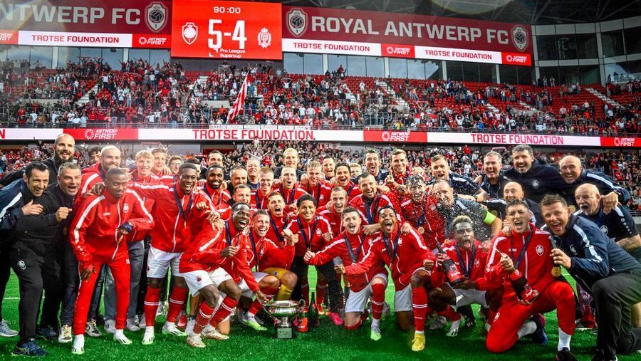 Anthony Valencia celebró el triplete de Royal Antwerp - ESPN