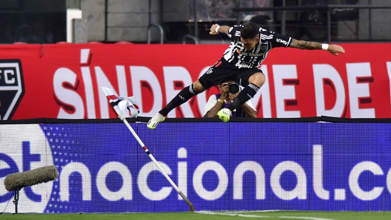 Chute na bandeirinha: o que diz a regra sobre comemoração que causou ...