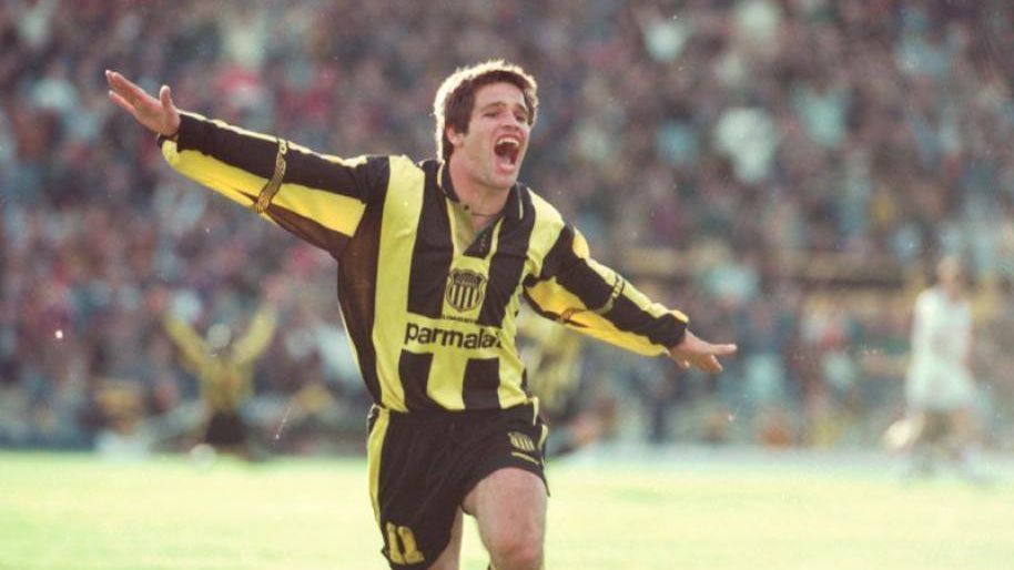 Tony Pacheco: el debut del ídolo de Peñarol que jugó con los dedos ...