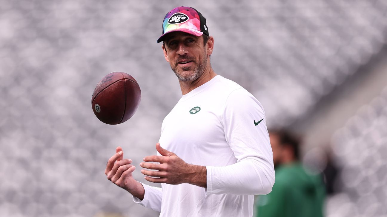 Aaron Rodgers de pie y lanzando en los calentamientos de Jets - ESPN