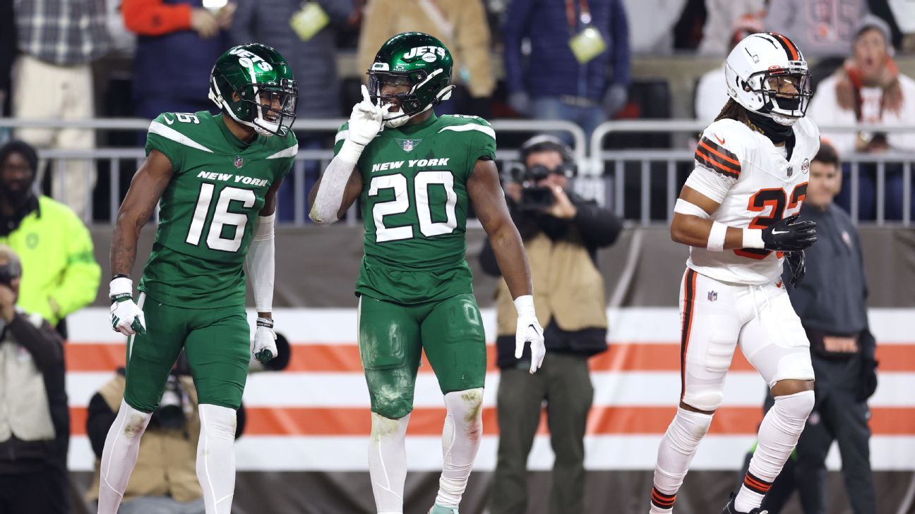 New York Jets, Breece Hall score on 21-yard TD pass from Trevor Siemian ...