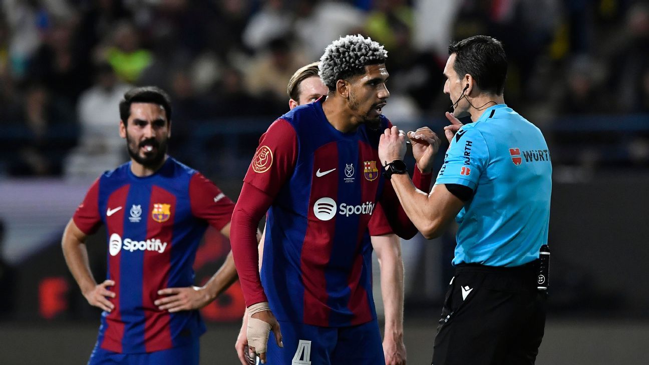Ronald Araujo fue expulsado en el clásico entre Barcelona y Real Madrid ...