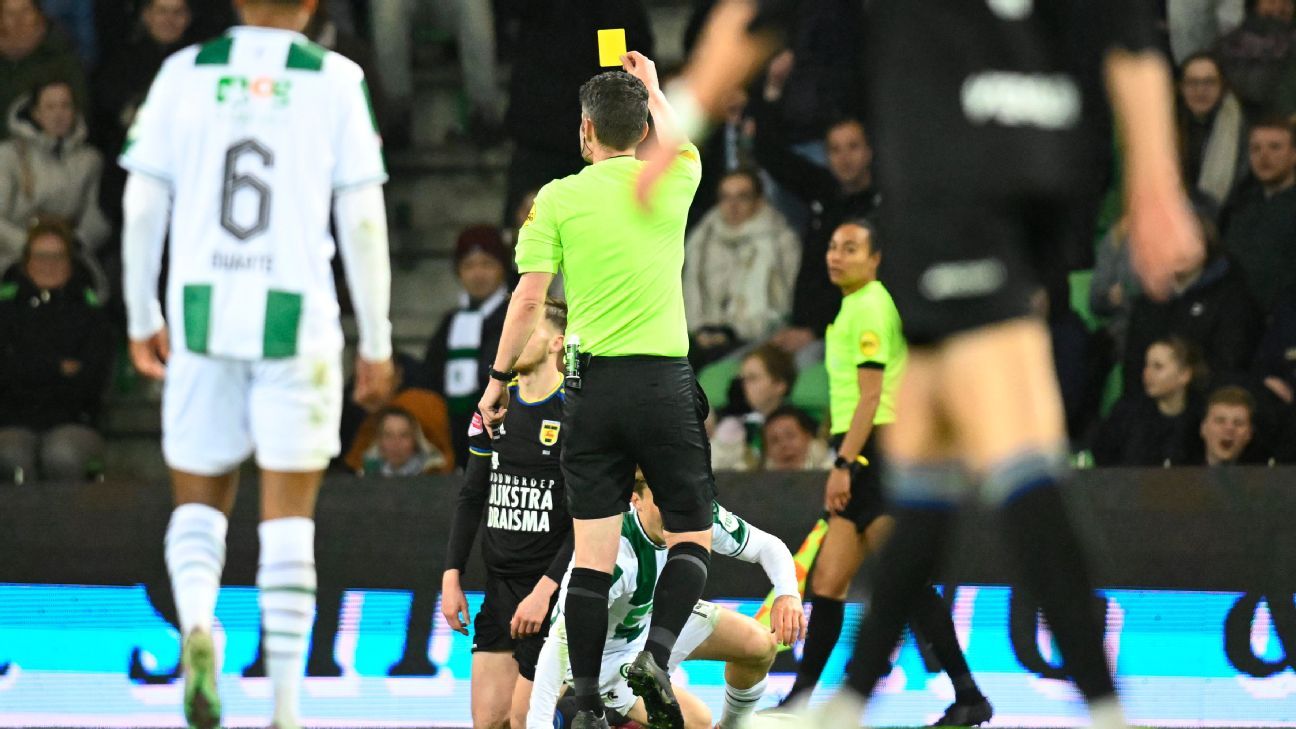 Remco Balk evenaart record met dertiende gele kaart - ESPN