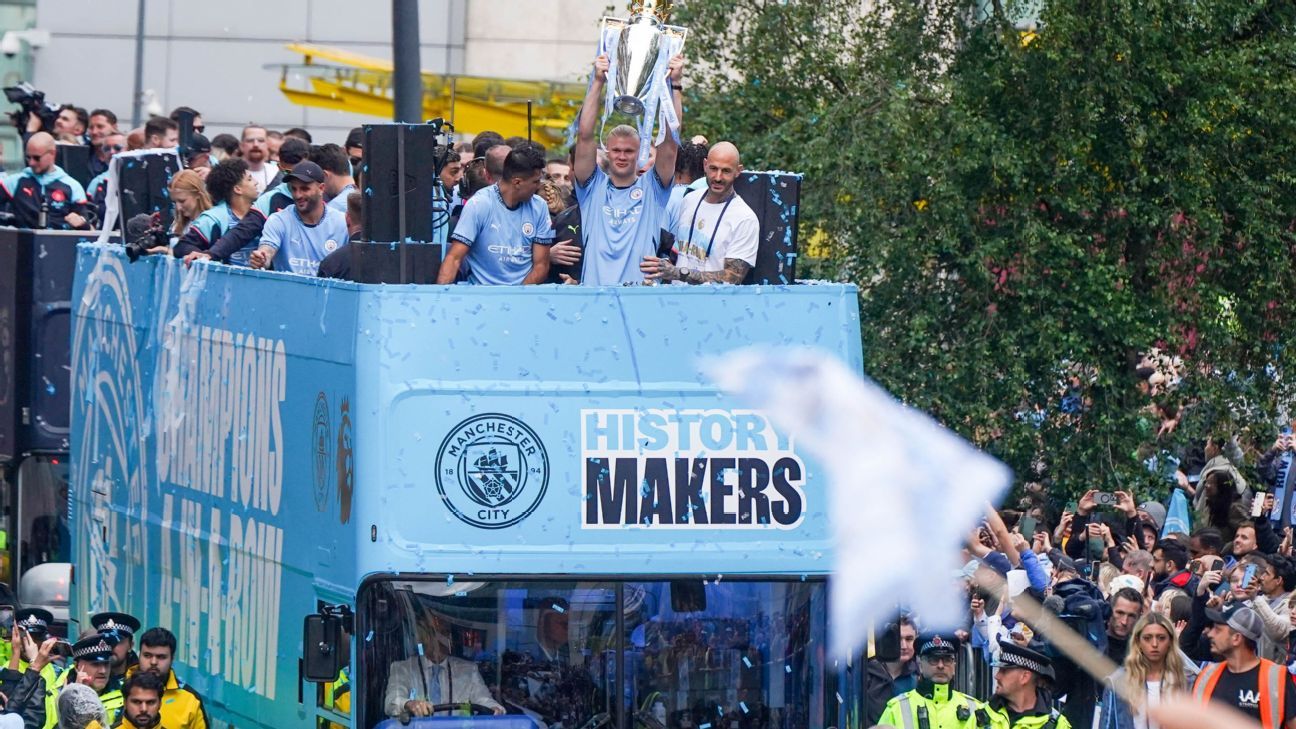 Man City fans celebrate Premier League trophy with blue parade - ESPN
