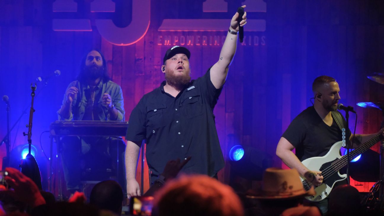 Luke Combs expresses dismay after Panthers' 47-10 loss to Saints - ESPN