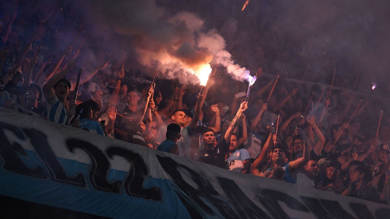 El impactante recibimiento de los hinchas de Racing antes del partido ...