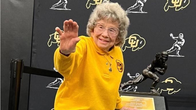 Colorado superfan 'Miss Peggy' hits Heisman pose with trophy - ESPN