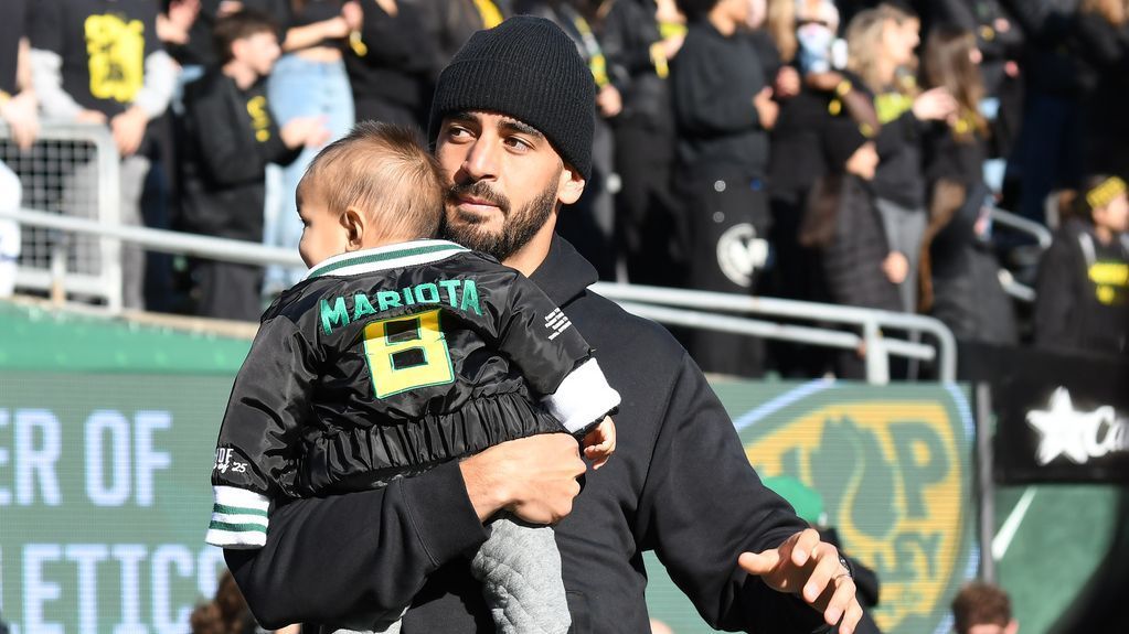 Oregon honors former Ducks QB Marcus Mariota during USC game - ESPN