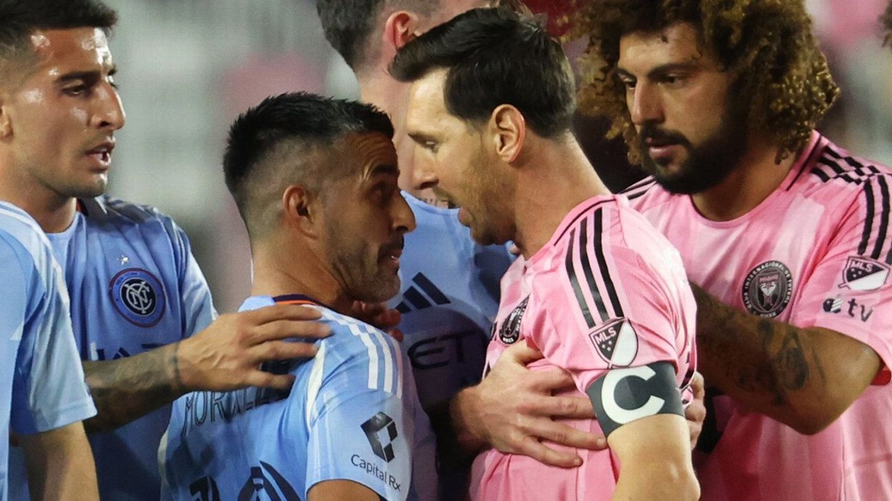 Lionel Messi y Maxi Moralez protagonizaron un tenso cruce en el duelo ...