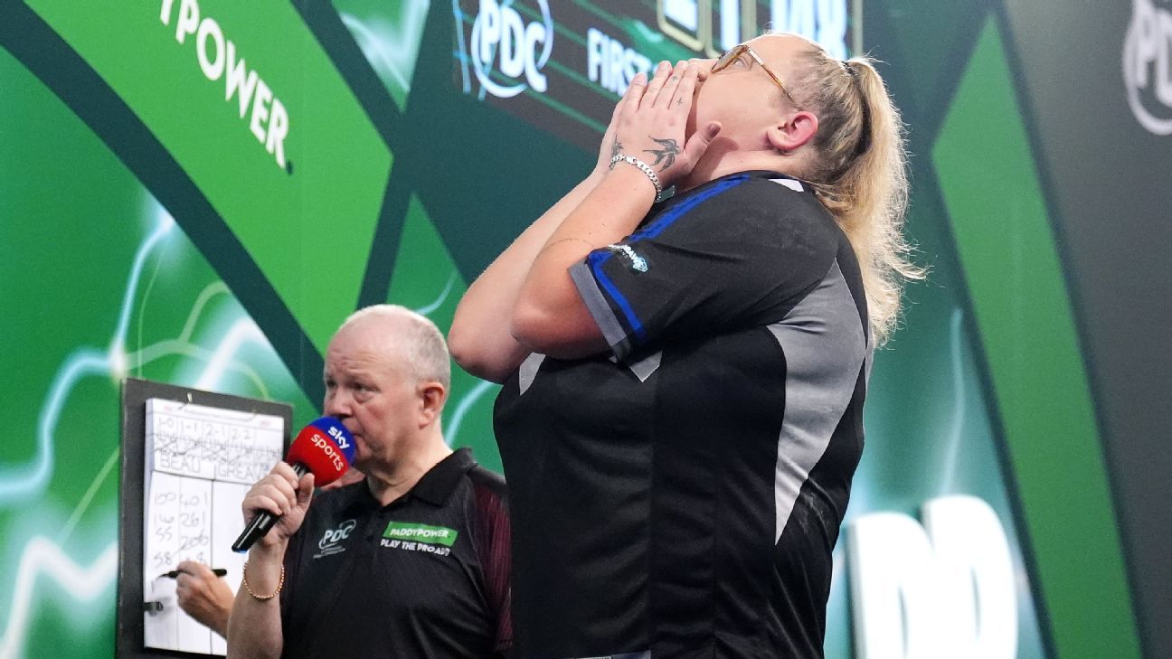 World Darts Championship: Beau Greaves beaten in thriller - ESPN