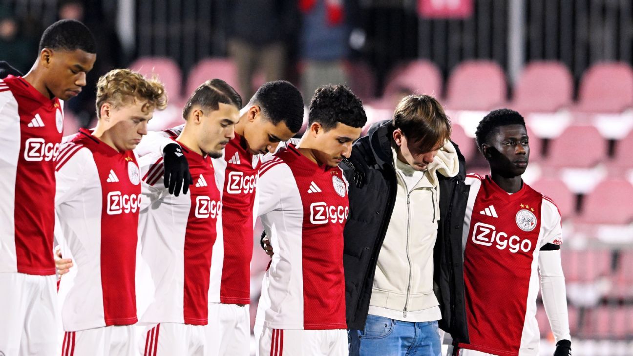 La sexy jefa diosa latina pilla a un empleado hablando por